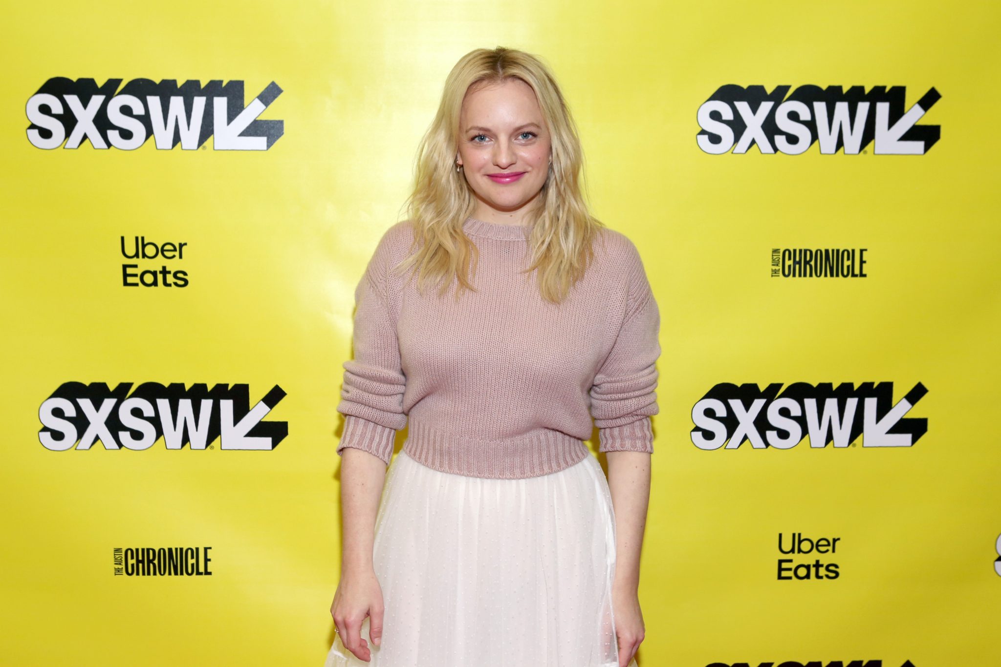The Handmaids Tale Star Elisabeth Moss Explores Parallels Between